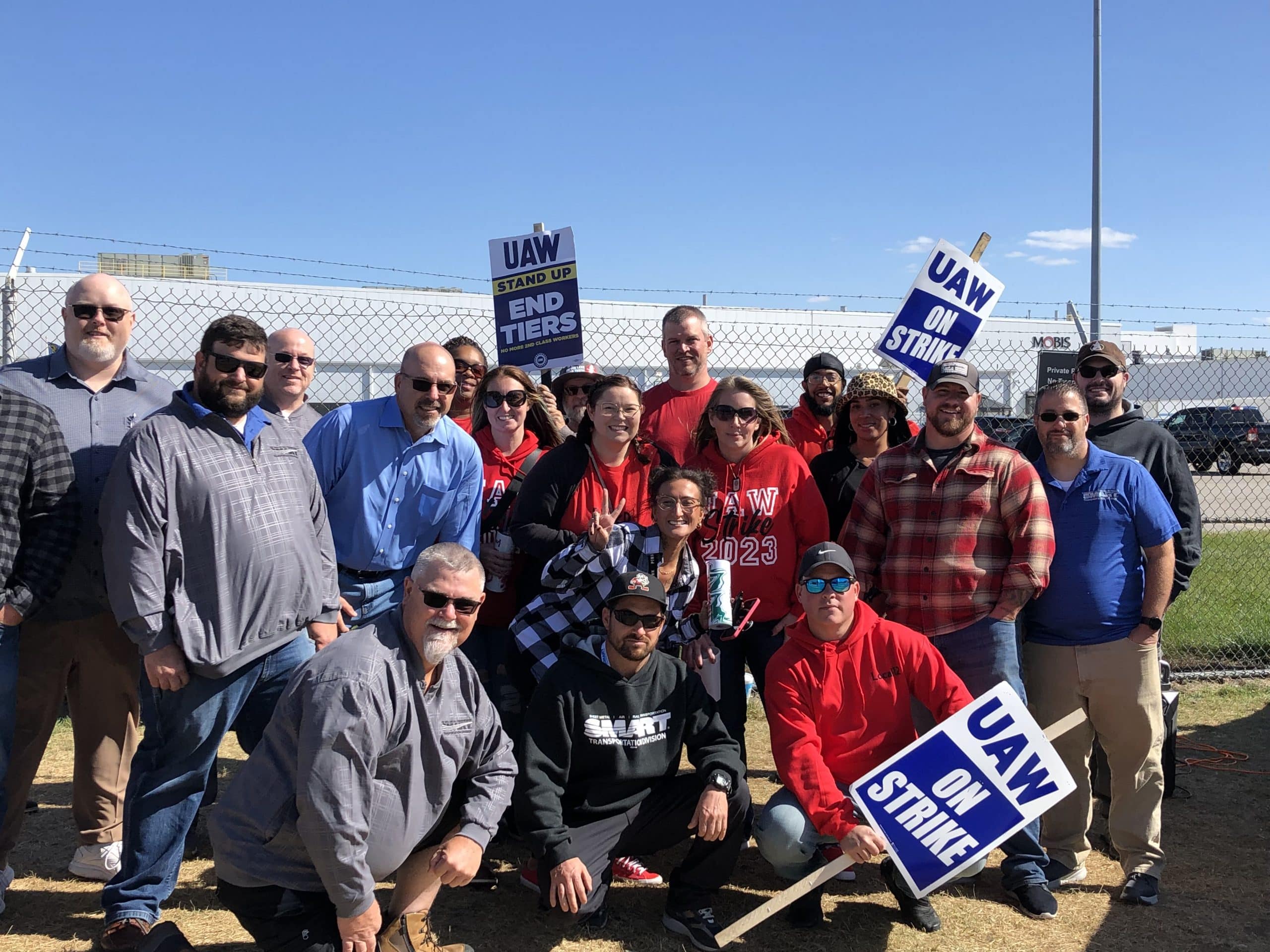 SMART members stand in solidarity with UAW strikers | SMART Union